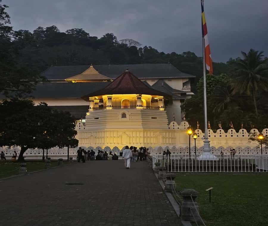 Kandy: Night Tour with Boat Safari, Cultural Show & Temples - Detailed Breakdown of the Itinerary