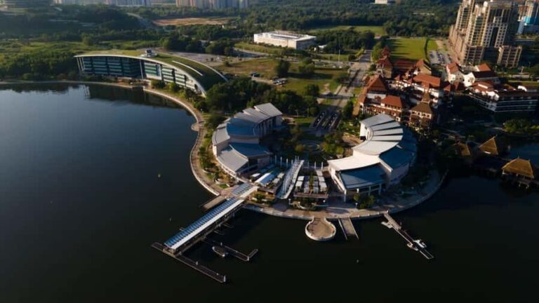 Kuala Lumpur: Putrajaya Lakeside Views & Pink Mosque Ride - The Itinerary in Detail