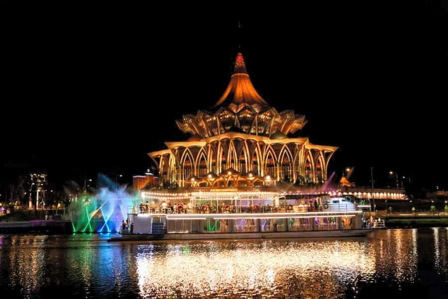 Kuching: Royal Cruise, Sunset, Live Show & Optional Dinner - Who is this experience best suited for?