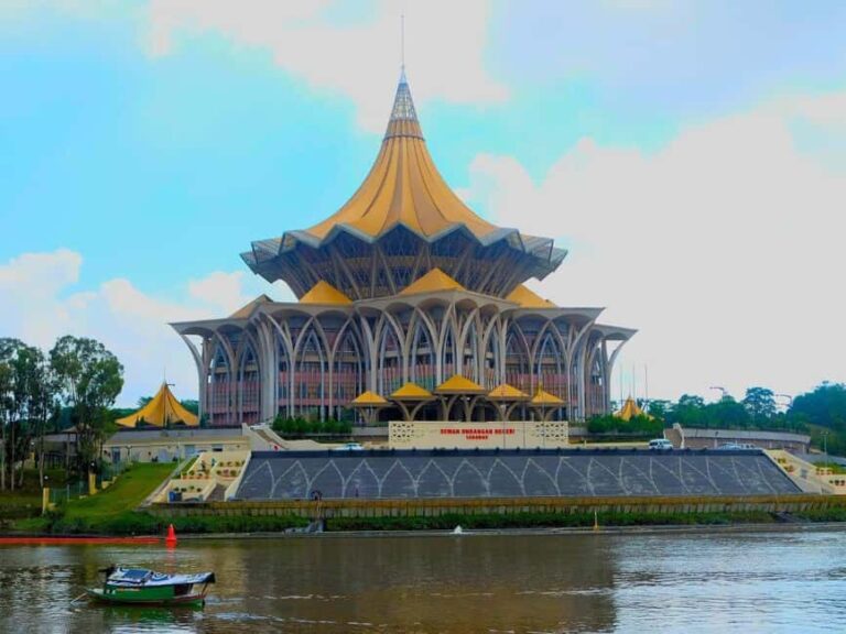 Kuching: Walking Tour with Sampan Boat Ride and Lunch