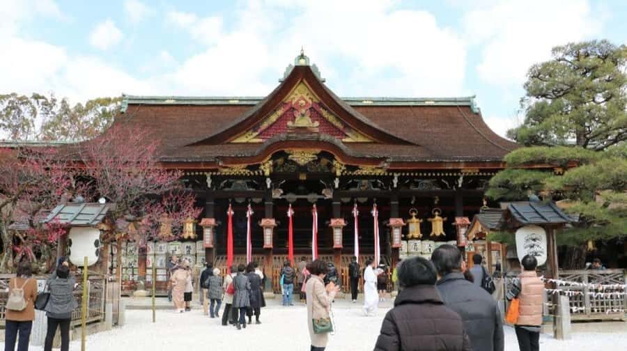 Kyoto: Early Spring Plum Blossom Walk at Kitano Tenmangu - Enjoying Traditional Kyoto Culture