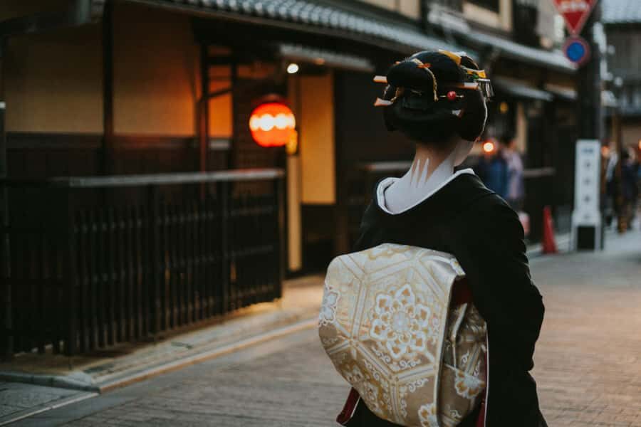 Kyoto: Gion Night Walk & Geisha District with Local Students - What to Expect During the Tour