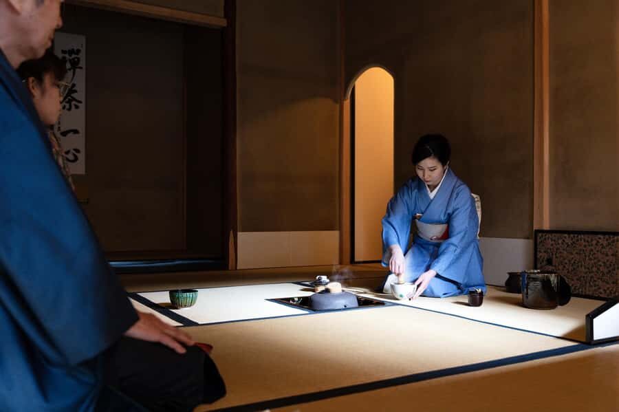 Kyoto: Tea Ceremony in a 100-Year-Old Fan Shop - The Connection Between Fans and Tea