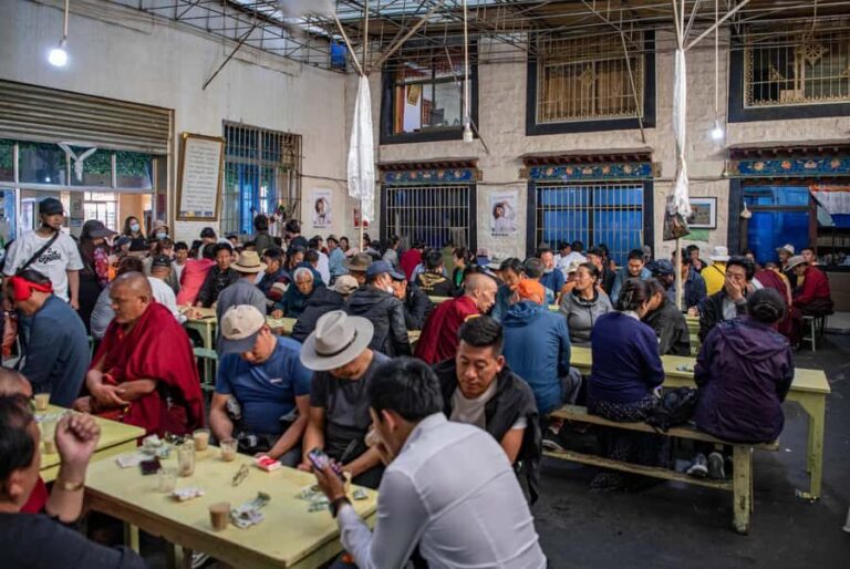 Lhasa: Free Evening Tibetan Food Tour with Locals - Step-by-Step Breakdown of the Tour