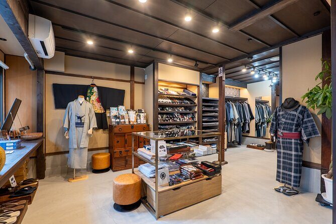 Men's Kimono Lesson and Shopping in Kyoto - The Personal Touch and Cultural Significance