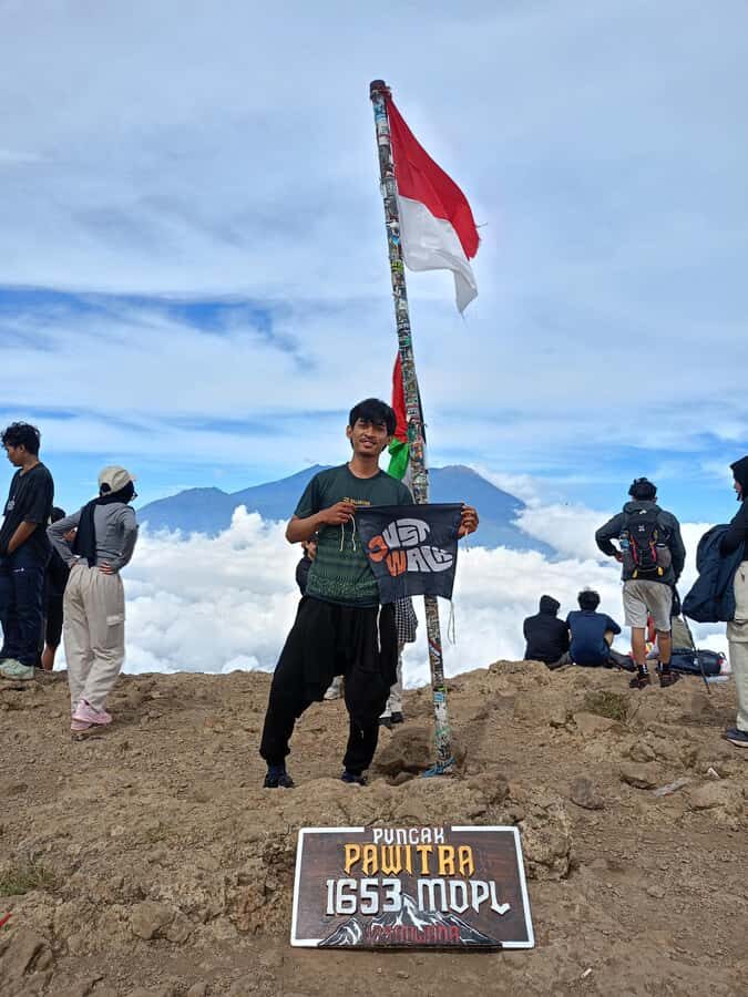 Mojokerto: Mount Penanggungan Guided Hike with meals - The Excitement of the Early Morning Summit
