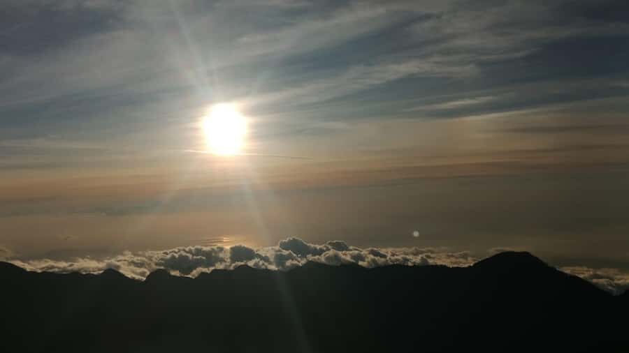 Mount Rinjani : Trekking Rinjani Senaru Crater Rim - Reaching the Crater Rim: The Showstopper