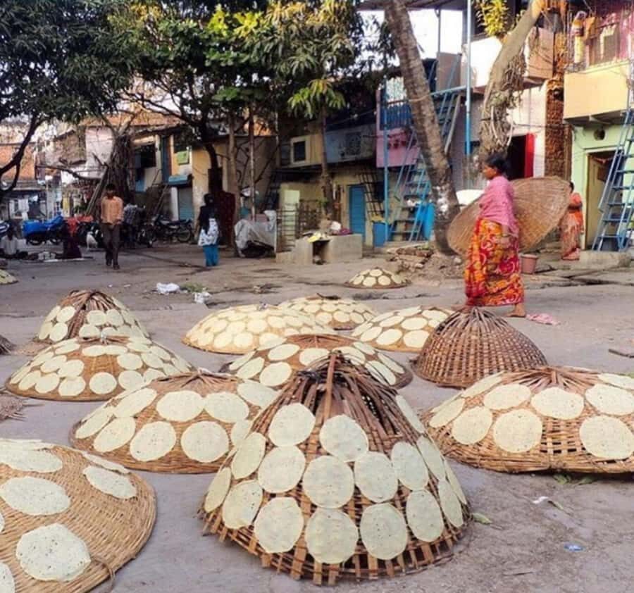 Mumbai: Private Dharavi Walking Tour & Indian Cooking Class - Exploring the Local Market