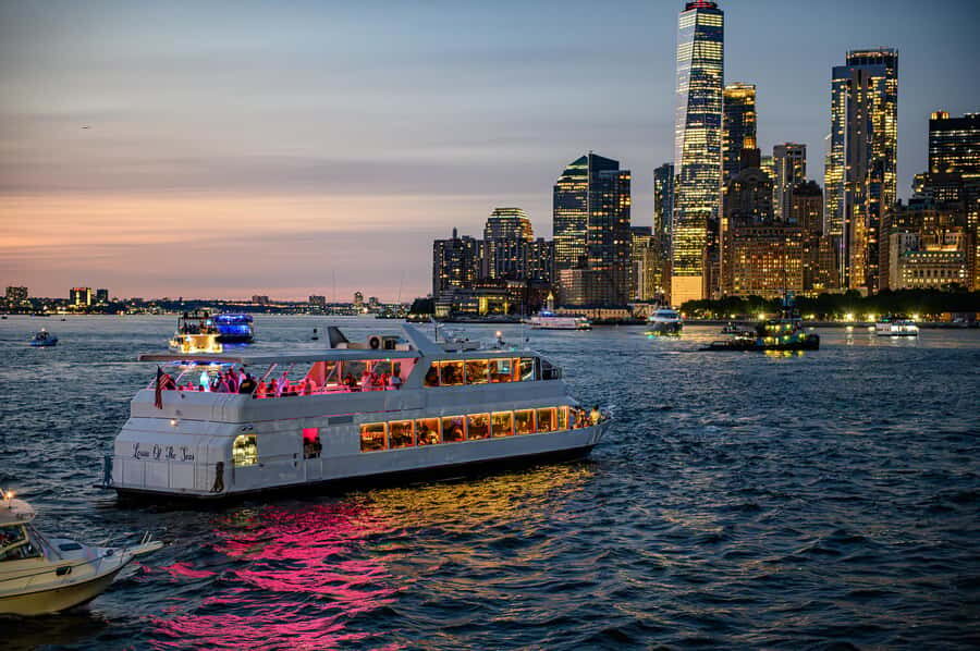 NYC: July 4th Fireworks Cruise with 5-Course Meal + Open bar - The Landmarks and Scenic Highlights