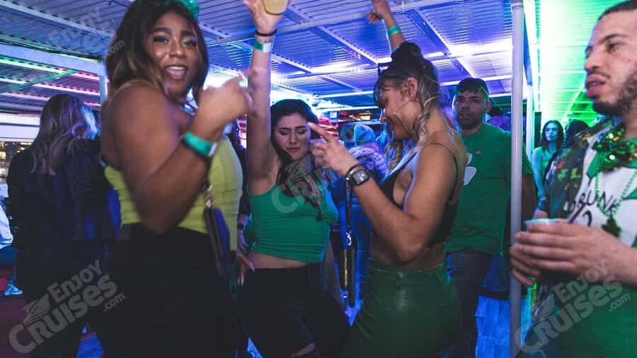 NYC: St Patrick's Day Booze Cruise w/ Drinks, DJ, City Views - The experience: what to expect