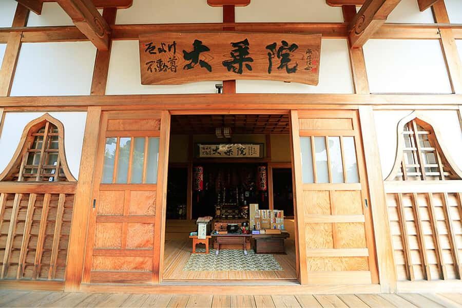 Odawara: Zen Calligraphy Experience at a Temple - Why This Tour Works