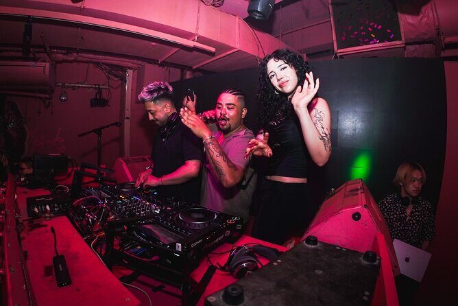 Osakas Iconic All-Pink NightClub: VIP Booth, Champagne & Show - The VIP Experience: What’s Included?