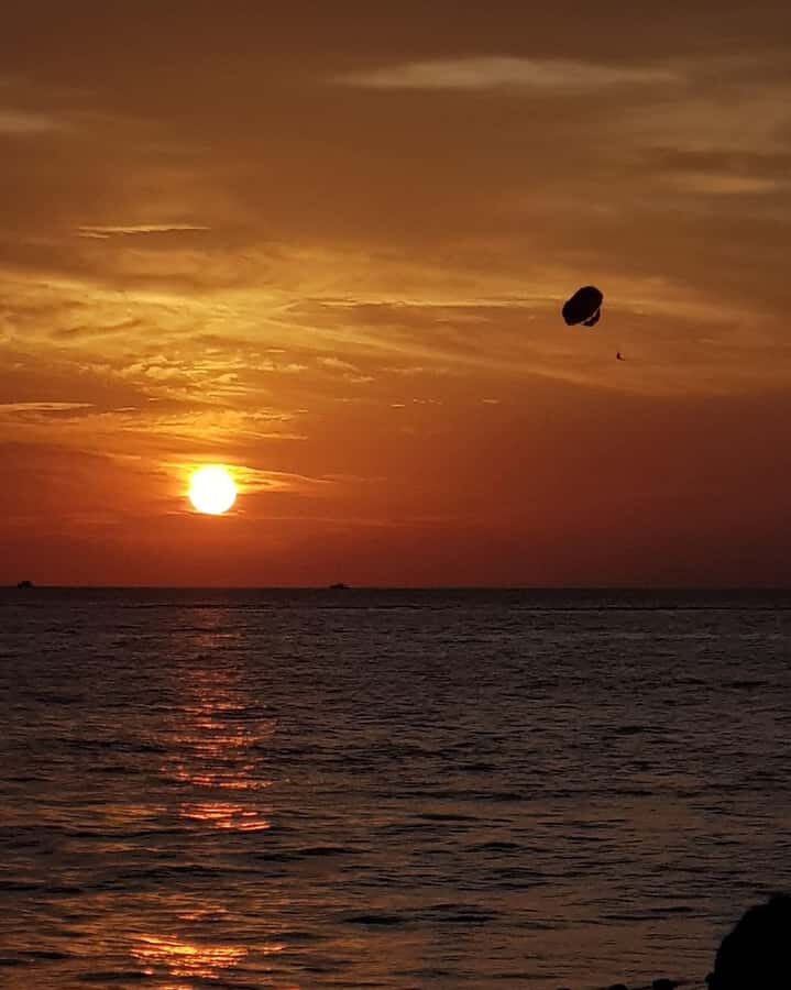 Penang: Batik, Floating Mosque, and Beach Tour - Exploring the Itinerary in Detail