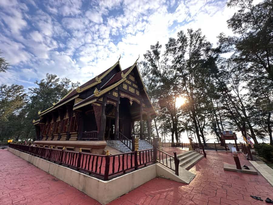 Phang Nga: Long Lae Market and Wat Tha Sai Temple Tour - What You Can Expect on This Tour
