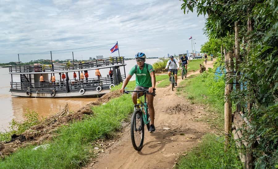 Phnom Penh: Silk Island Bike Tour / E-Bike or Tuk Tuk - Who Is This Tour Best For?