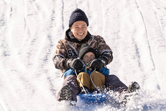 Play with Snow Crab Buffet Lunch and Strawberry Picking Bus Tour - The Experience in Detail