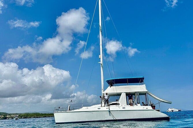Private catamaran for groups up to 15 people and Lunch on board - Analyzing the Value