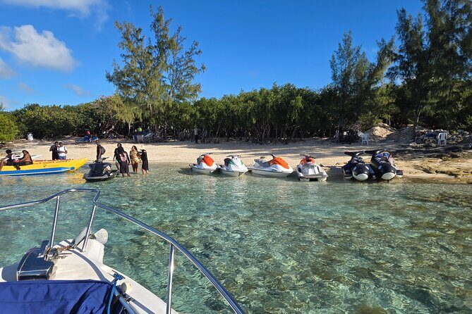 Private Center Console Boat for Sailing Bahamas Clear Waters - The Practical Side: Pricing, Duration, and Group Size