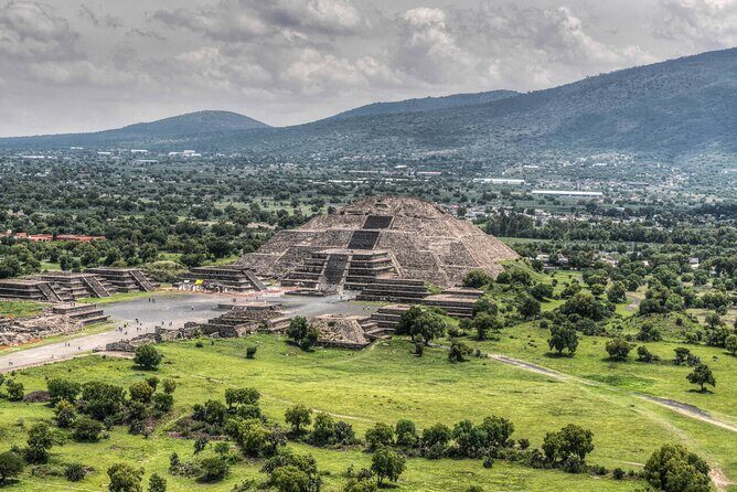 Private Teotihuacán Pyramids and Xochimilco Day Tour - Xochimilco: A Splash of Color and Culture