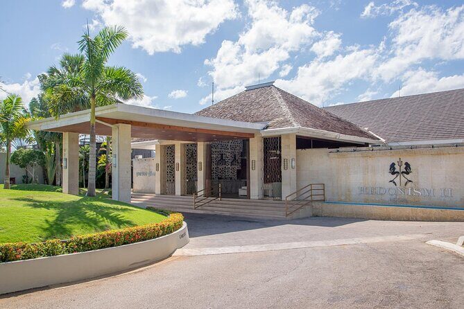 Private Transfer between Hedonism ll Resort and Airport - The Booking and Meeting Experience