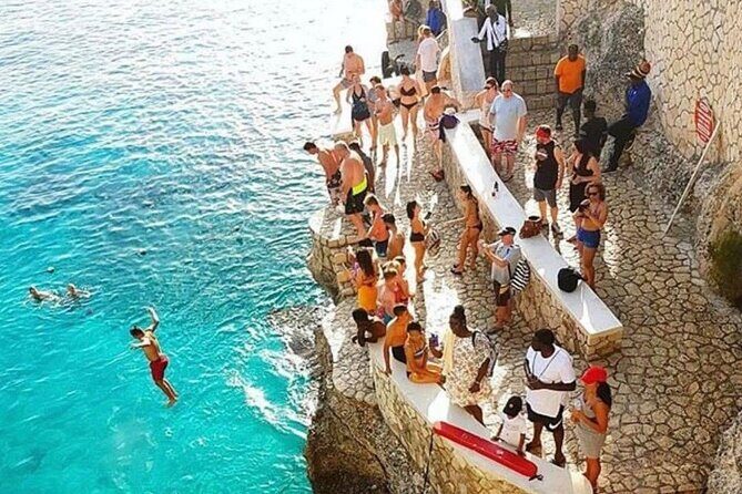 RICKS CAFE PARTY CRUISE RIU AQUARELLE with Open Bar & DJ - Who Is This Tour Best For?