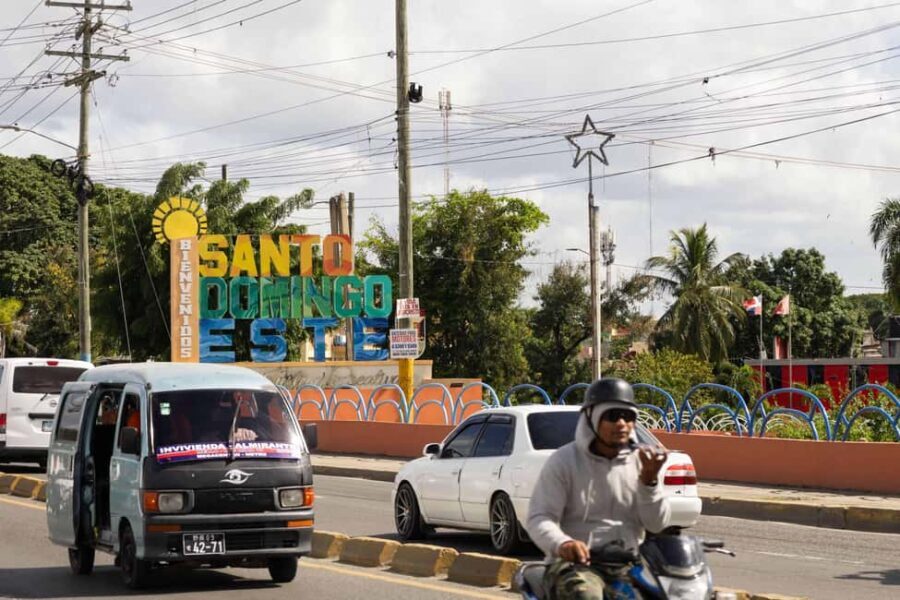 Santo Domingo: Los Mina, The Flea, Juan Dolio & Karaoke Tour - Market Visit at La Duarte