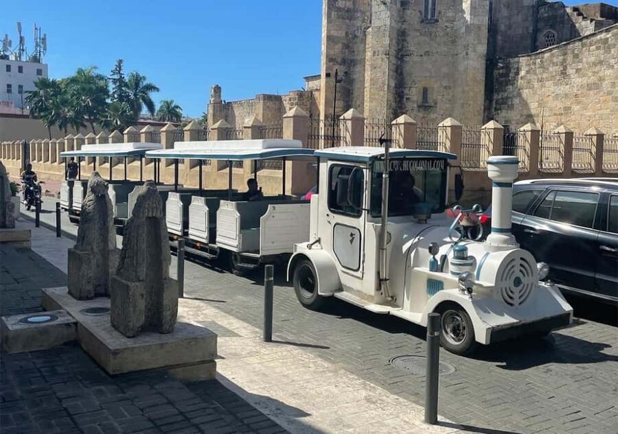 Santo Domingo: Zona Colonial Guided Walking Tour - Parque Colón: The Central Square