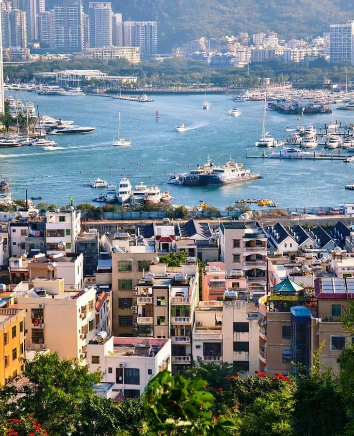 Sanya 3-Hour Scenic Park & Local Market Discovery Tour - Discovering Luhuitou Park