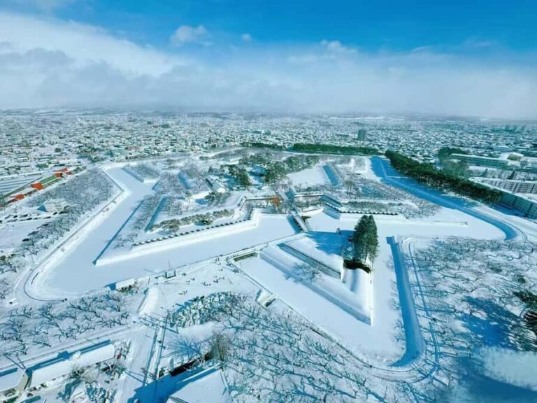 Sapporo: 4-Day Hakodate, Lake Toya, & Noboribetsu Tour - The experience of traveling with a knowledgeable guide