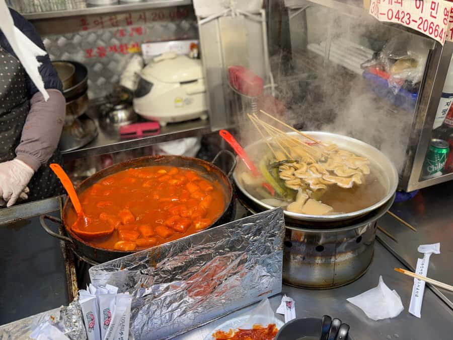 Seoul: Local Vibes, Food & Market Tour with 12+ Tastings - Why This Tour Works for Different Travelers