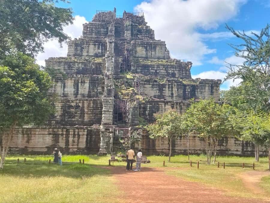 Siem Reap: Angkor Small Tour & Floating Village Private Tour - Explore the Ancient Temples of Angkor