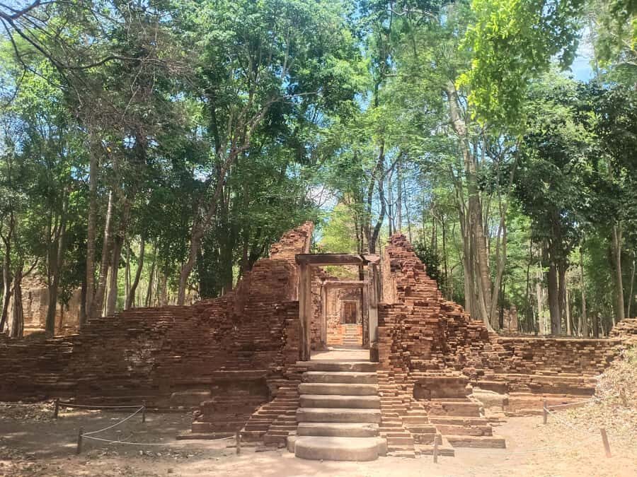 Siem Reap: Sambor Prei Kuk and Kompong Khleang Day Tour - Discovering Kompong Khleang: Life on Stilts