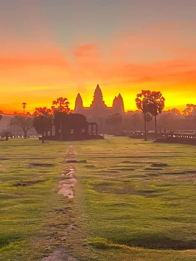 Siem Reap:Grand Circuit Banteay Srei & Floating village Tour - Practical Details and Tips