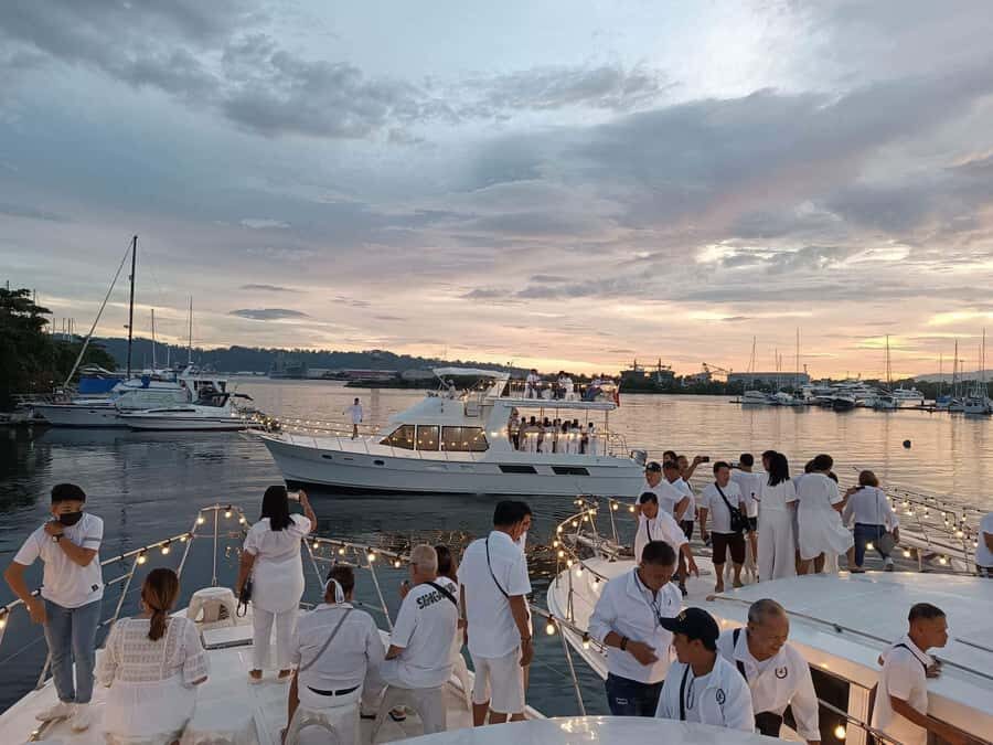 Subic: Sunset Dinner Yacht Cruise from Manila - Who is this experience best suited for?