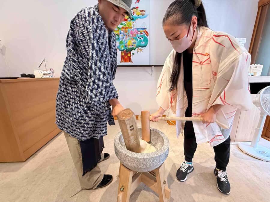 Tokyo Asakusa: Mochi Pounding and Tasting Experience - An In-Depth Look at the Mochi Pounding Experience