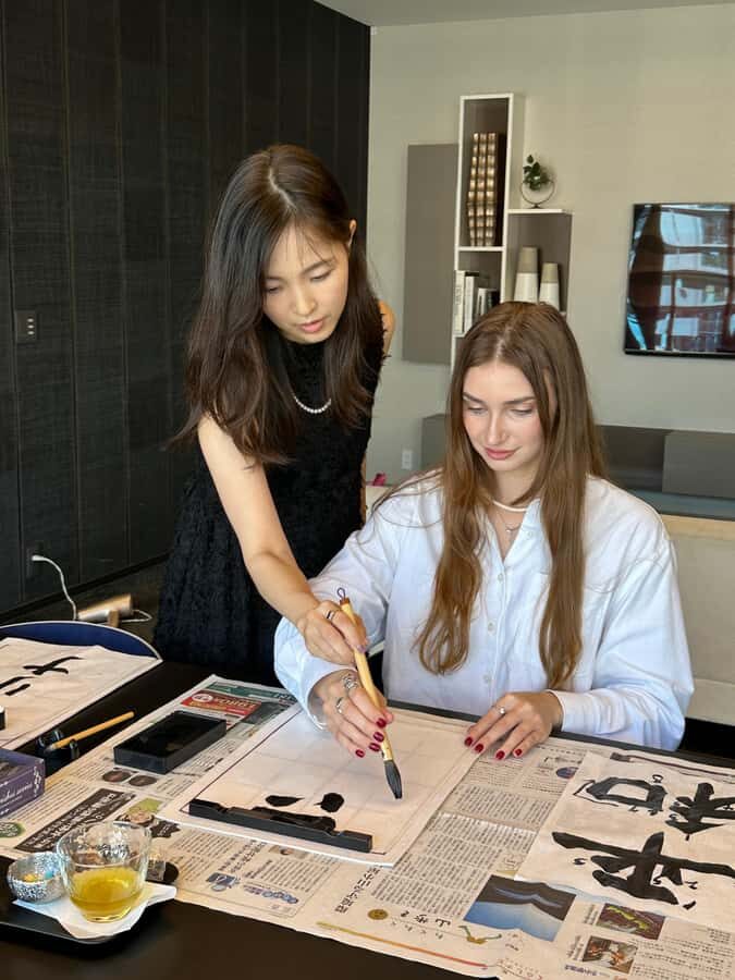 Tokyo: Japanese Calligraphy on Scroll/Fan with drink&sweets - Why This Experience Works