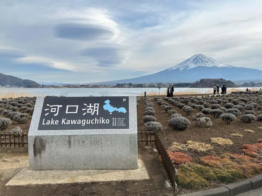 Tokyo: Mt Fuji Area Guided Tour with Traditional Lunch - Scenic Stops: Lake Kawaguchi and Oishi Park