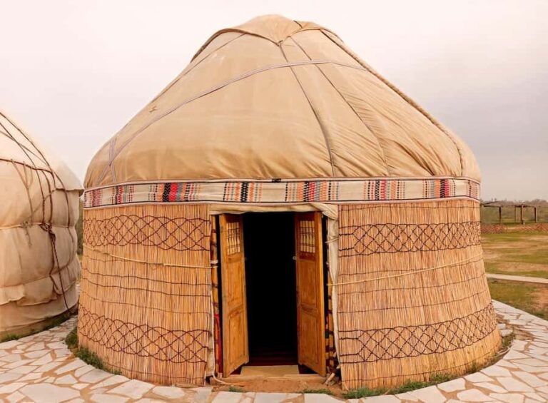 Visit to Achraf or Ukhum or Sentob, Lake Aydar and Nourata (3 days) - The Experience in Context