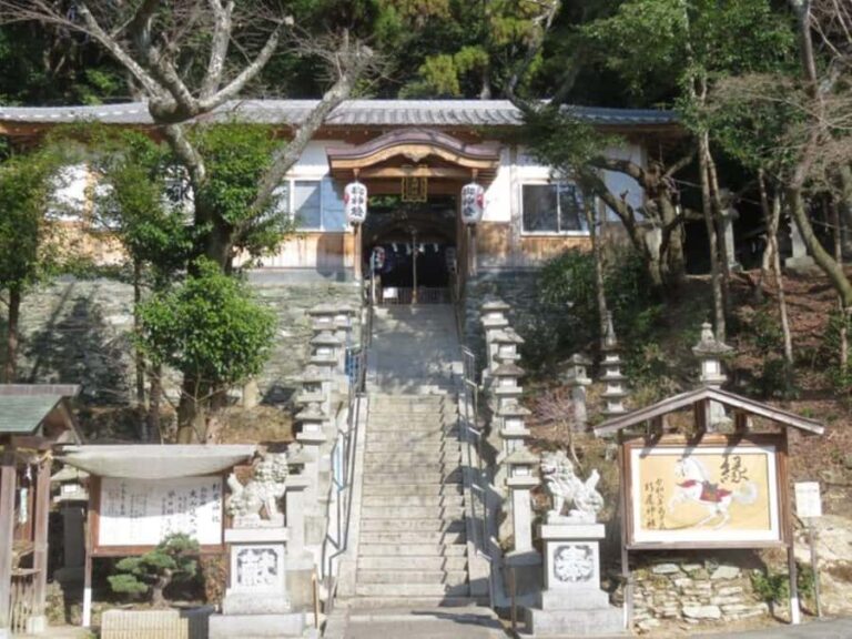 Wakayama: Legend of Princess Nagusa Tobe Walking Tour - Sacred Sites and Enshrined Remains