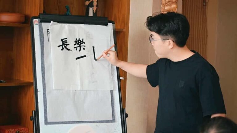 Wuhan: Cloud Calligraphy Workshop with Tea & Art Ceremony - The Art of Calligraphy with Expert Guidance