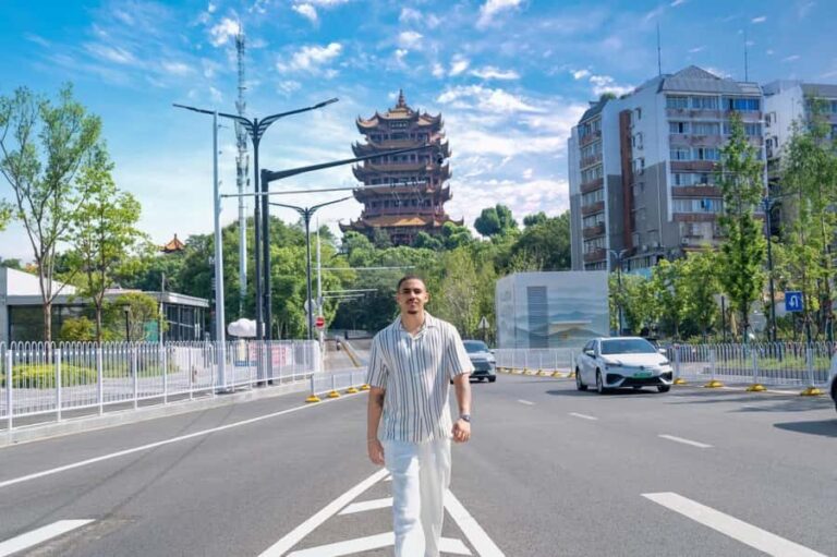 Wuhan: Yellow Crane Tower and Hubu Alley Guided Tour - Exploring the Yellow Crane Tower