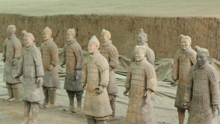 Xi'an: Terracotta Army and Big Goose Pagoda Tour with Lunch - The Guide’s Role in Your Experience