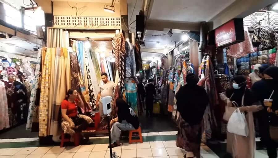 Yogyakarta: Beringharjo Market & Malioboro Street Tour - Malioboro Street: The Nighttime Food & Crafts Hub