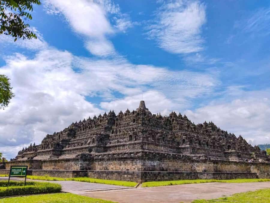 Yogyakarta: Borobudur Sunrise Climb up & Volcano Jeep Tour - Practical Considerations and Tips