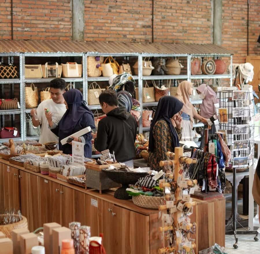 Yogyakarta: Malioboro Street Night Tour with Food Tasting - The Itinerary: What You’ll Experience