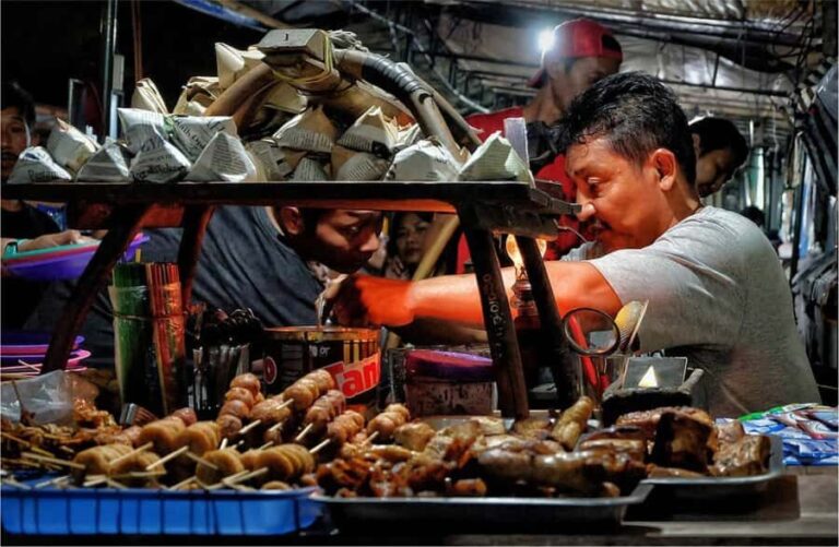 Yogyakarta: Night Walking and Street Food Tasting Tour - Authentic Yogyakarta Experience in a Nutshell