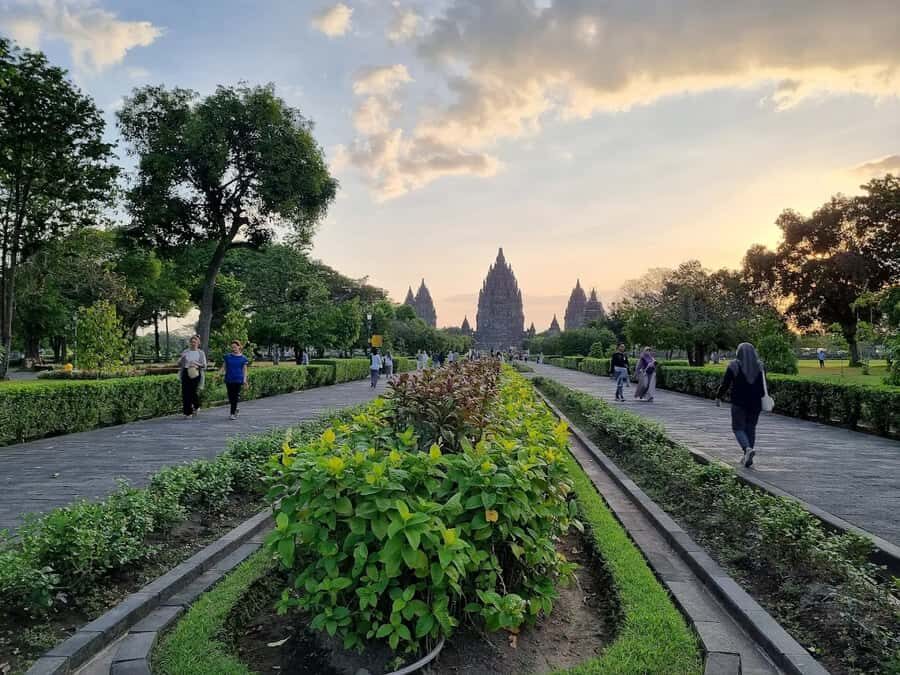 Yogyakarta: Transfer & Tour Borobudur and Prambanan Temples - Exploring Mendut Temple: A Smaller, Yet Significant Site