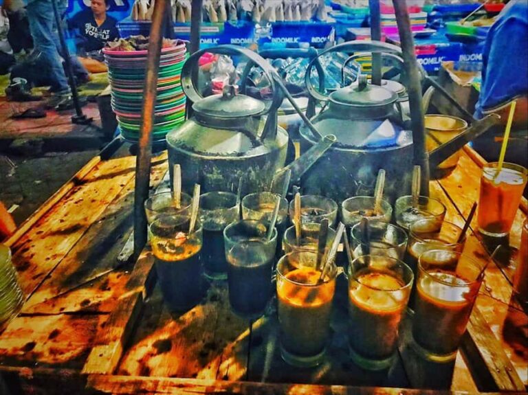 Yogyakarta walking tour: Gourmet Stroll & Nightly Highlights - The Experience: What to Expect on the Yogyakarta Night Tour