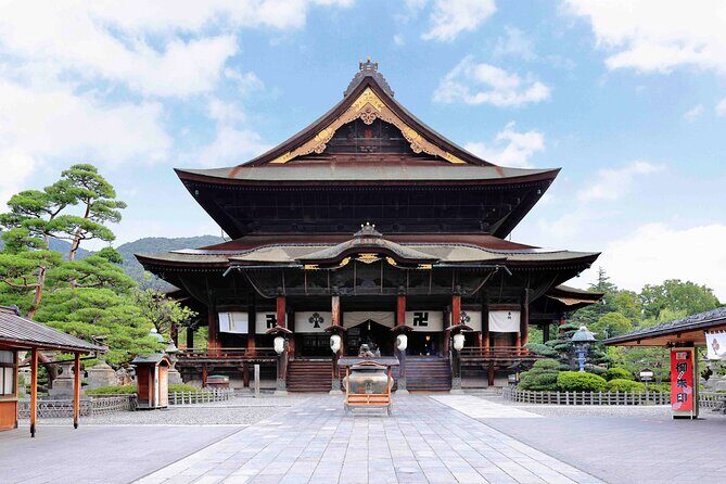 Zenkoji Temple and Sake Tasting Private Tour from Nagano - Sake Tasting at a Local Brewery