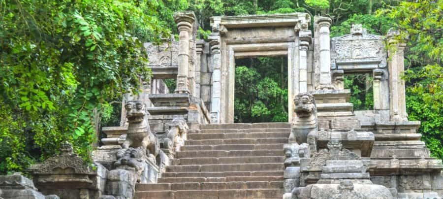 Colombo: Yapahuwa Rock Fortress and Kurunegala Day Trip - Climbing the Ornamental Staircase